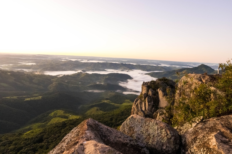 Nascer do sol no Pico Agudo e cachoeiras de Sapopema